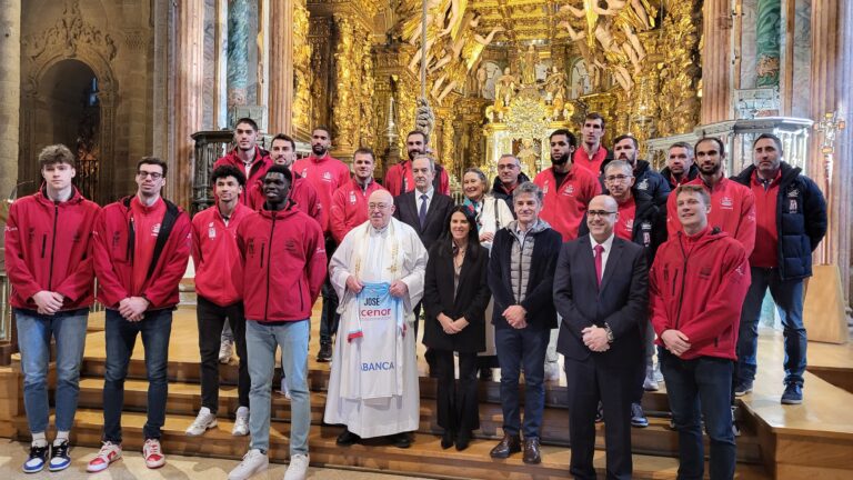 El Monbús Obradoiro realiza su tradicional ofrenda al Apóstol Santiago | Catedral de Santiago
